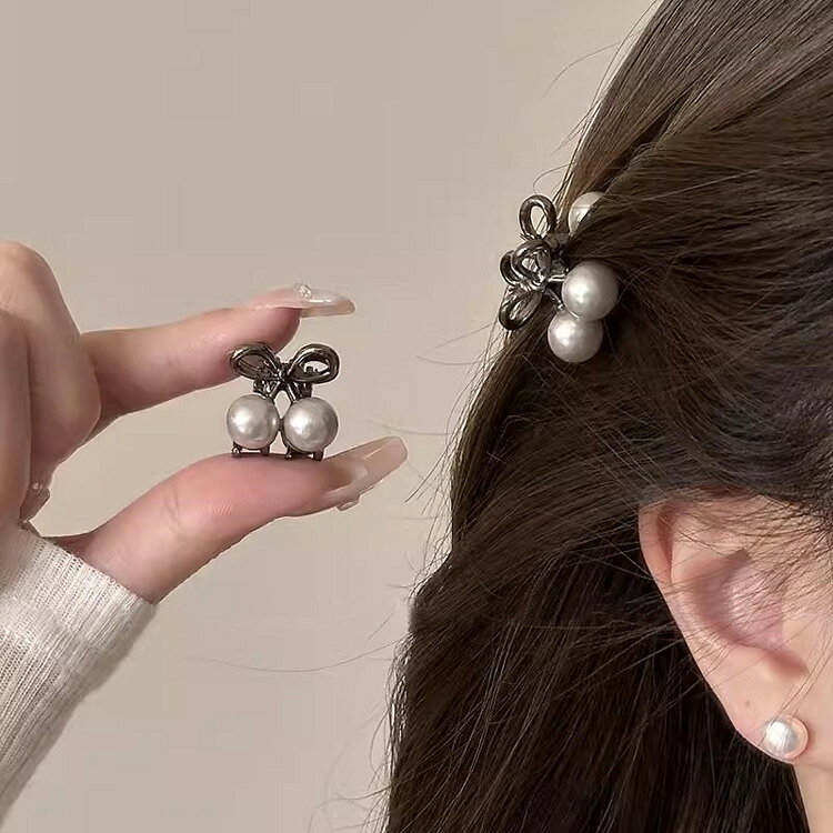 ヘアアクセサリー 商品コメント ◆全2型・パール付きミニヘアクリップ。 ◆デイリー使いはもちろん、イベントや成人式、二次会など様々な用途でお使い頂けます。 ※※※こちらの商品は1個のみ単品での販売です。ご注意下さい。※※※ サイズ ◆Fre...