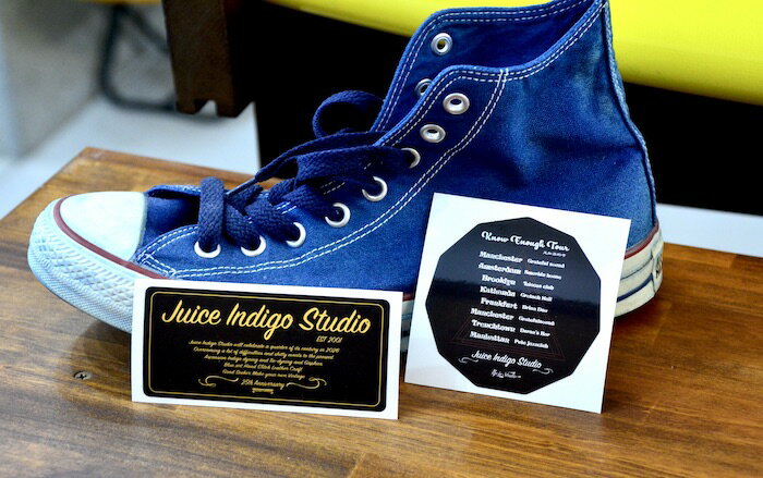 アイテム紹介 JUICE Indigostudio 25周年記念ステッカー2枚組セット 限定Tシャツのフロント＆バックのデザイン 耐久性に優れ、車、ギターケース、パソコン等 様々な場所に貼ることが出来ます 曲面にも、ドライヤーなどで温めなが...