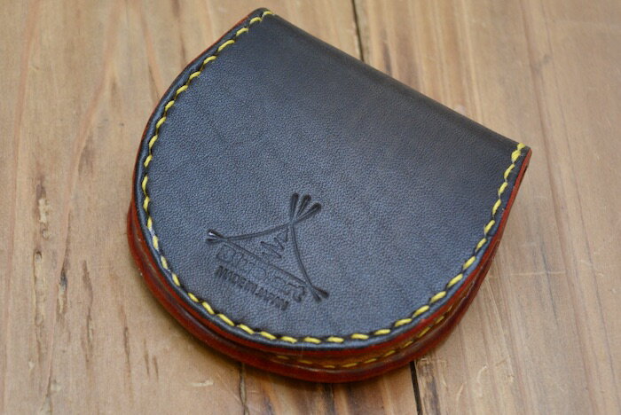 シンプルで小柄な使いやすい小銭入れ 見た目よりも収納量があり日常に欠かせないアイテムです。 職人によるハンドステッチで仕上げた逸品です。 使い込むほどに革にツヤとアジが出ます。 シンプルで機能的。 男女を問わずスマートで人気のアイテムです。...