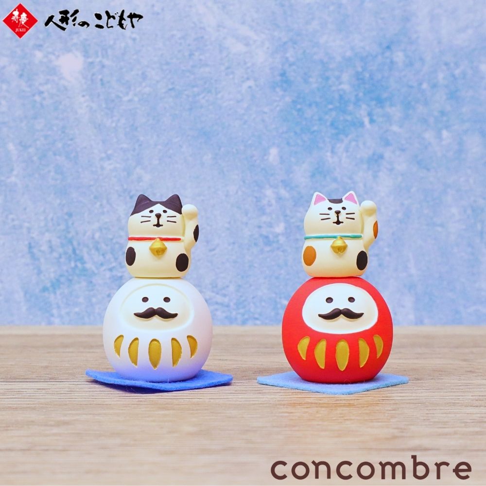 だるまや招き猫たちが、がんばる受験生をまったりと応援致します！ だるまに招き猫、福が重なって、心強さこの上ない開運飾り。 【商品サイズ】 猫のせだるま赤：約32×32×H53mm 猫のせだるま白：約32×32×H53mm 【素材】 人形：ポ...