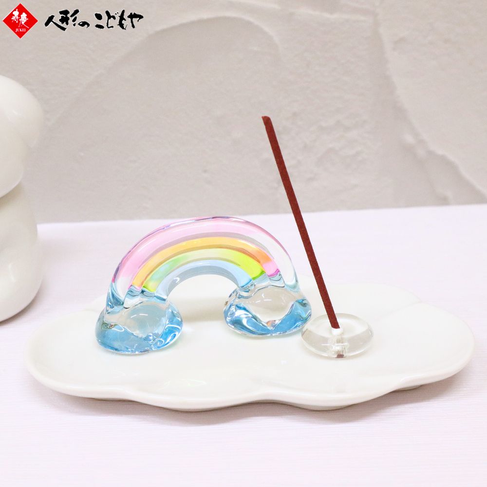 大切なあの子へ、やさしい祈りの時間を。 ふんわりとした雲をかたどった陶磁器製のお皿に、きらりと輝くガラスの虹と、繊細なガラス製線香立てを添えた、ペット供養のための祈りのセットです。 「虹の橋」をイメージしたガラスの虹が、大切な存在とのつなが...