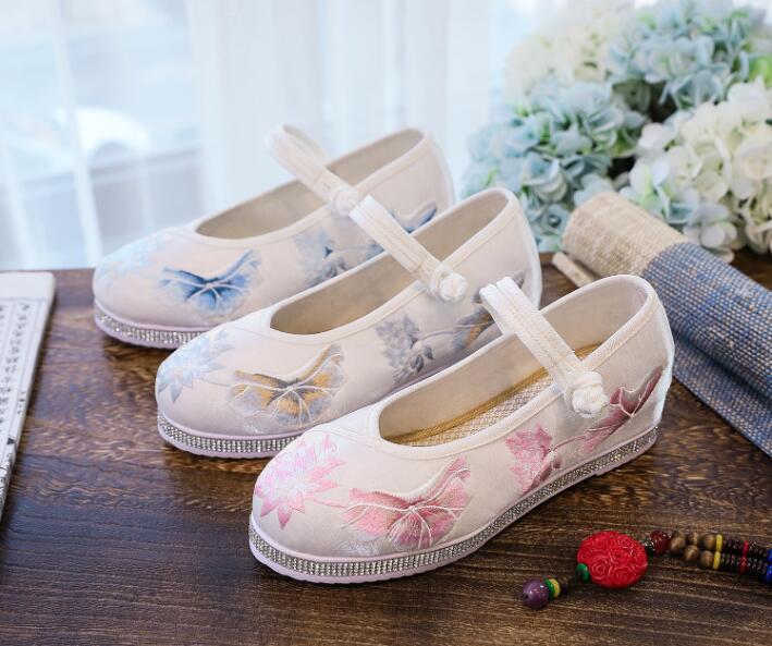 商品について チャイナ靴　中華靴　チャイナシューズ　パンプス サイズ： 22.5cm　23.0cm　23.5cm　24.0cm　24.5cm　25.0cm 素材：アッパー/ポリエステル 靴底/ゴム ヒールは3〜5cmぐらい 注意事項 素人採...