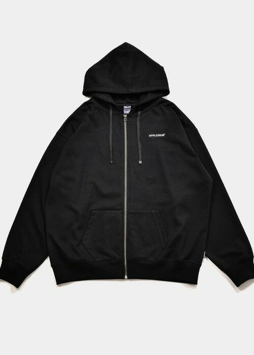 【APPLEBUM】アップルバム LOGO Z/U SWEAT PARKA (BLACK) ジップアップパーカー デザインにこだわり、機能性とスタイルを両立 【 主役にも脇役にもなれるシンプルな一枚】胸元のロゴは立体感のあるシリコンパーツを...