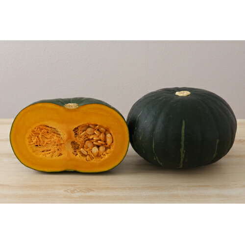 ・果実重2.0〜2.5kgで肥大力が抜群に良い。開花後の積算温度で1,000度が収穫目安。 ・果実形状が安定し、果肉の厚みは均一で花痕部の肥大は少ない。 果皮は極濃緑色で、収穫後の変色が少ない。 ・雌花は8〜10節前後に安定して開花し、その...