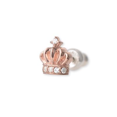 【ご注意ください】ピアスは衛生上の観点から返品不可となっております。王冠モチーフにセットされたクリアストーンが、優雅な印象を漂わせるアイテムです。スタイリッシュな美しさを耳元にアピール。日常のおしゃれに華を添えます。特別な日のプレゼントにも...