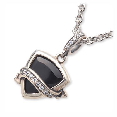 神秘的な輝きを放つストーンを柔らかく包むベールにもキュービックが施された、素敵なアイテム。胸元に程よいモード感を漂わせます。いつものおしゃれに差をつけてくれそうなペンダント。Fatima Design ファティマデザイン サン・シュエールデ...