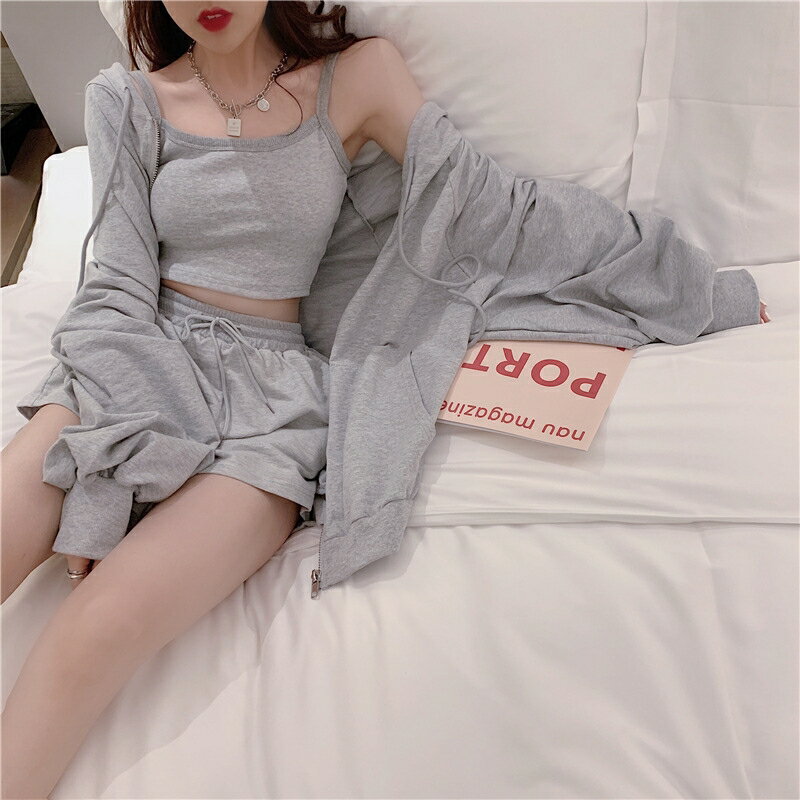 商品情報ルームウェア3点セットシルエットパーカー + キャミソール + ショートパンツ特徴柔らかい素材と透氣性に優れた素材を使用することで、快適な着用感を提供します。また、フィット感も良く、アクティブな動きにも対応しやすいデザインです。自宅...