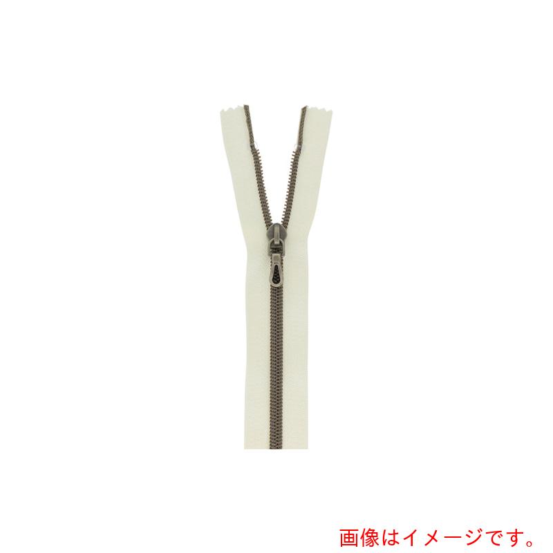特長 ●はさみでカットして長さの調整ができるソフトな樹脂製コイルエレメントのファスナーです。 ●エレメントのカラーはアンティークなメタリック調です。 ●アンティークゴールドの金属製引手付きです。 ●ノンロックスライダーファスナーなので、バッ...