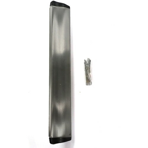 特長 ●バールによるこじ開け、破壊開錠を防ぎます ●錠前の取付けネジピッチが84mm?132mmの多くの錠前に対応しておりドア厚は付属品スペーサーを取付けることにより、34mm?40mmの扉に対応できます ●防震対策品です。地震などで玄関ド...