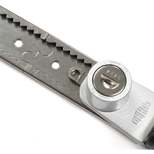 特長 ●キー穴にはホコリ防止のシャター機構付き ●業界初レール繋げてスライド調節幅180mm ●施錠時のスライド感がやさしい窓とサッシュ枠に負担を掛けない機構です 仕様 ●色：シルバー ●奥行(mm)：25 ●本体寸法(mm)幅：31 ●本...