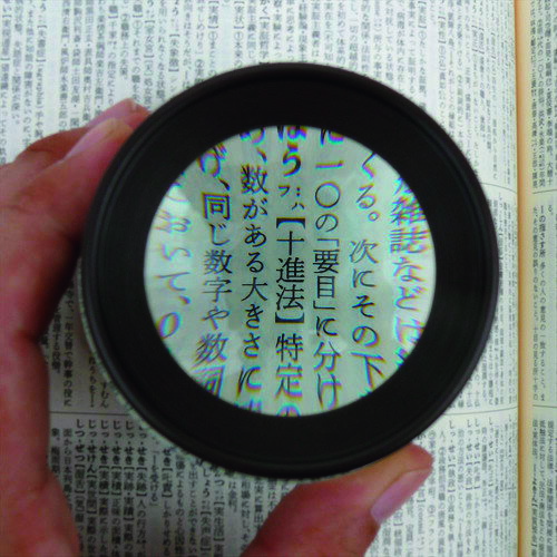 特長 ●”読む見る調べる”など、机の上に必須のルーペです。 ●見やすさを重視した大型ガラスレンズを採用しています。 仕様 ●倍率(倍)：7 ●幅(mm)：77 ●奥行(mm)：77 ●全高(mm)：61 材質 ●本体：ABS樹脂アクリル樹脂...