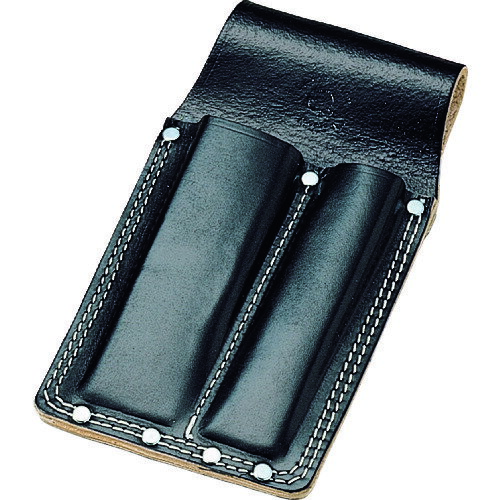 特長 ●牛黒床皮を使用した丈夫な工具差しです。 用途 ●ノミケース1寸2丁入1寸・1寸6分マチ付厚用。 仕様 ●色：黒 ●形状：黒表皮ノミケース2丁入1寸・1寸6分マチ付二重縫厚用 ●幅(mm)：130 ●高さ(mm)：255 ●ベルト通し...