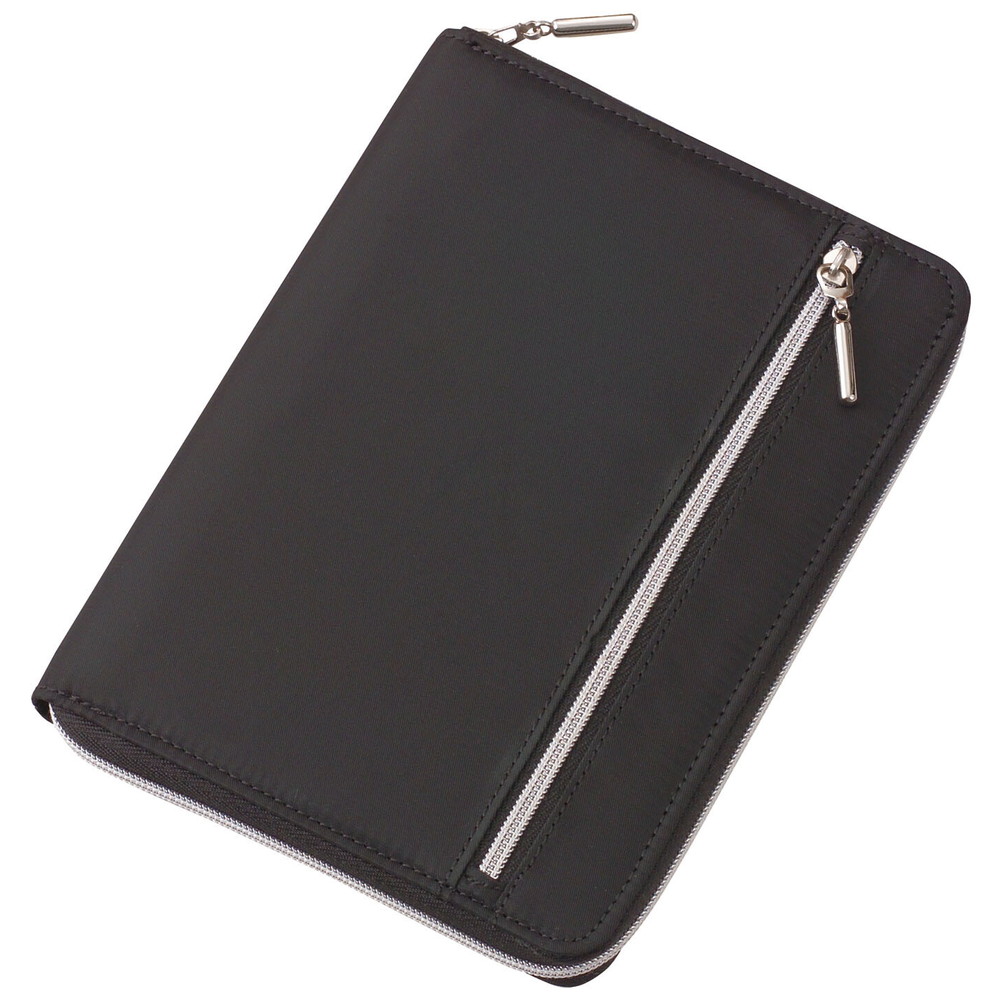 ●カード用ポケット1つ、フリーポケット2つ ●ドット方眼罫ノート1冊付 ●ノートを2冊セットできる ●表紙に大型ファスナーポケット ●カラー： ブラック ●本体サイズ： W150×H200×D22mm ●本体重量： 228g ●素材： 表地...