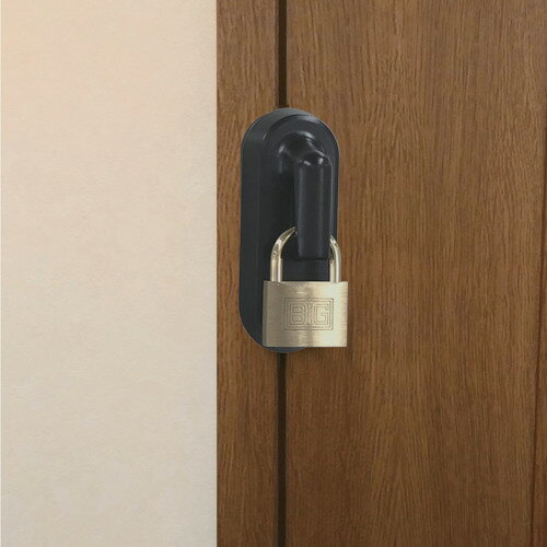 特長 ●ロックカバーが金具先端まで被うので安全です。 用途 ●アパート・マンション空家管理や倉庫・出入口の施錠に。 仕様 ●幅(mm)：33 ●ツル径(mm)：4.8 ●B(mm)：17 ●C(mm)：18.5 ●付属鍵本数(本)：3 ●タ...