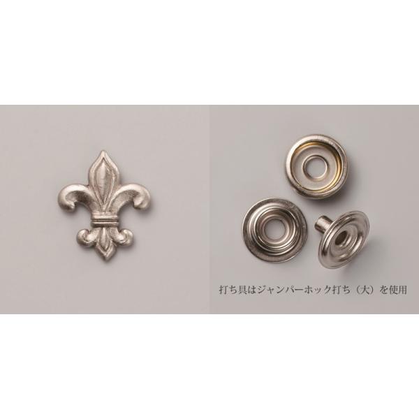 デザインホック ゆり 色：ニッケル サイズ：24mm×20mm 内容：1個 打ち具はジャンパーホック打ち（大）を使用します。 クリックポスト(メール便)選択可。 クリックポスト(メール便)は、代金引換不可です。 また、不達・紛失等、郵便事故...