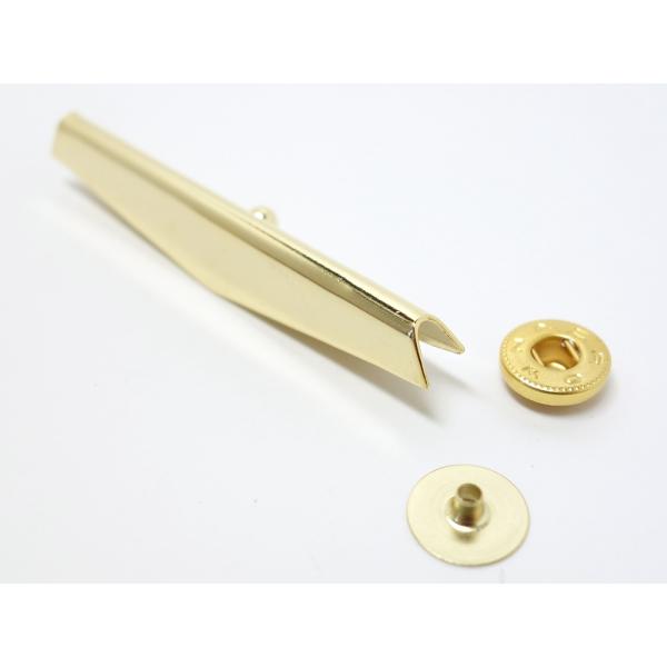 コバホック 頭の取付けは札止めヤットコを使用します。 色：ゴールド サイズ：巾57mm 内容量：2個 クリックポスト(メール便)選択可。 クリックポスト(メール便)は、代金引換不可です。 また、不達・紛失等、郵便事故の際の内容品補償はござい...