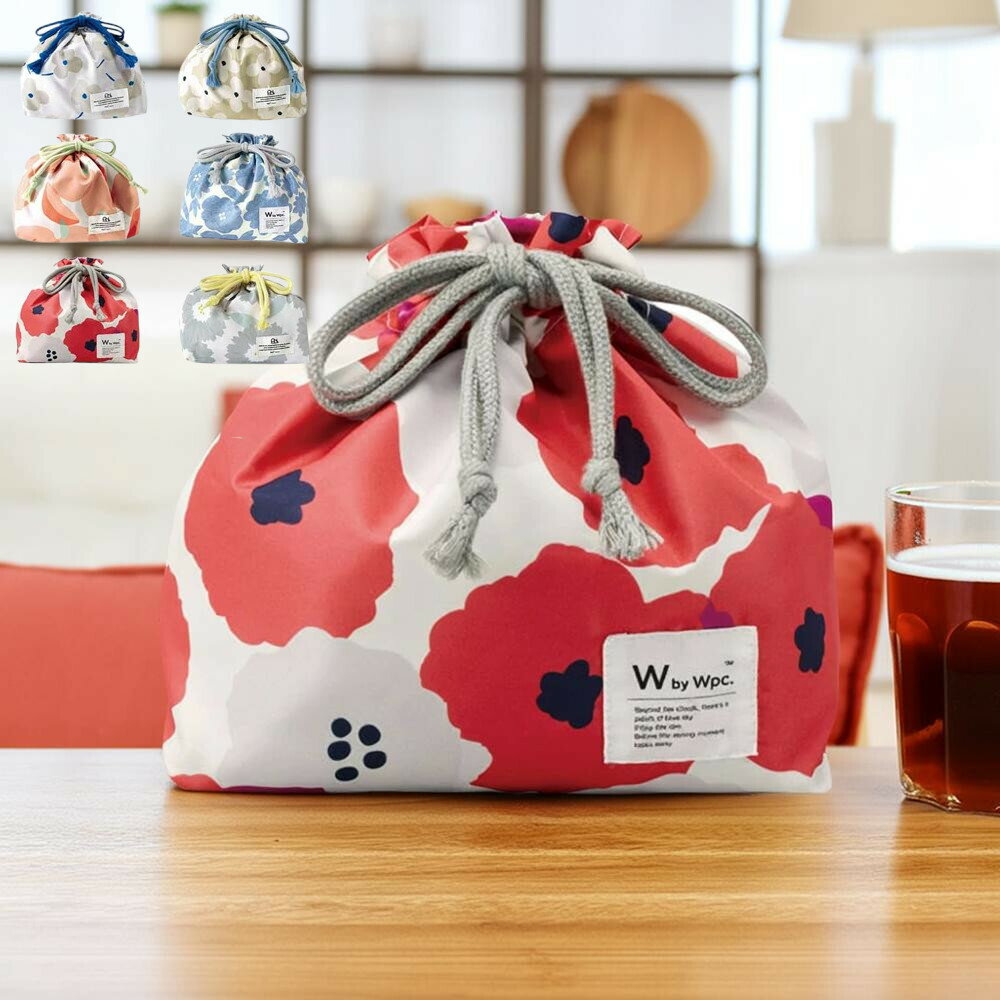 〈保冷剤ポケット付き〉オリジナルテキスタイルを使用したおしゃれなランチ巾着オシャレなオリジナルテキスタイルと生地色に合わせた紐が可愛いお弁当袋。中生地には簡易保冷生地を使用しており、保冷剤を入れるメッシュポケット付き。生地にははっ水加工も施...