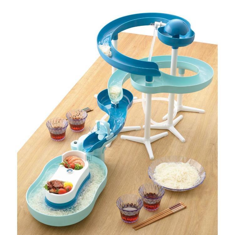 家庭で本格的な流しそうめんが楽しめる、ツイスト構造のスライダー式流しそうめん器。電池式の電動ポンプを搭載しており、水を自動でくみ上げて循環させるため、常に水が流れる本格的な演出が可能です。スライダー構造により、そうめんが上から下へ流れるダイ...