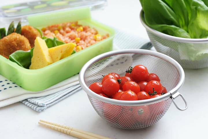 お手持ちの鍋にジャストにフィット。場所を取らずに重ねて収納。茹で物や水切りもさらに便利。●商品サイズ（cm）幅約23.4×奥行約23.4×高さ約10.2●商品重量約152g●材質SUS304【ジャストにフィット シリーズ】 丸型ザル 12c...
