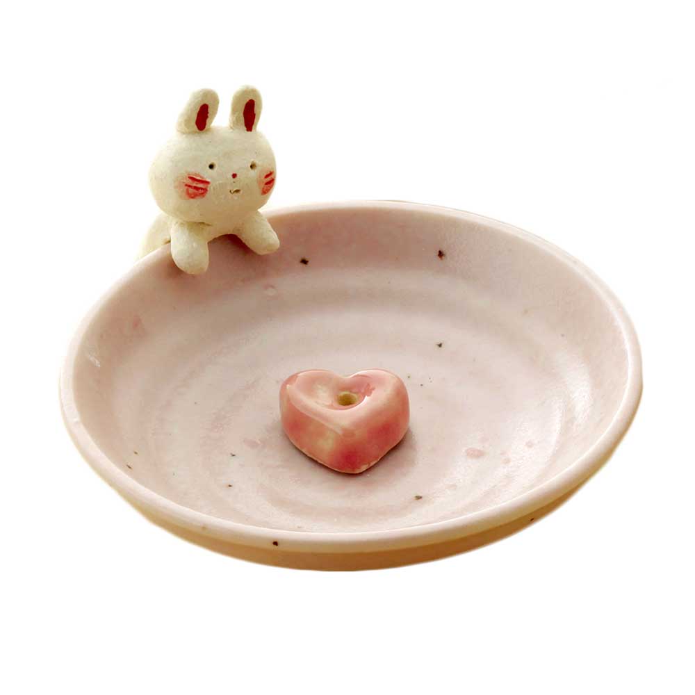 香りを気軽に愉しむ。心地よい香りは、暮らしのアクセントになり、さりげなく心を落ち着かせる魅力があります。見た目にも楽しい、インテリアにも映えるお香立てです。サイズ: 高さ 5 x 直径7cm生産:日本トムソン箱こちらの商品は取り寄せ品のため...