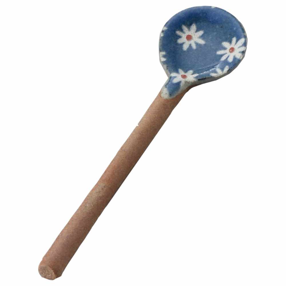 土物の陶器のスプーンです。金属と違って折れやすいです。でも絶対に金属では出せない優しさと温かさがあります。これは基本的には自分で大事に使ったり、おもてなししたいお客さまにだけ利用するのが良いですね。サイズ: 2.5x11cm生産:日本重さ:...