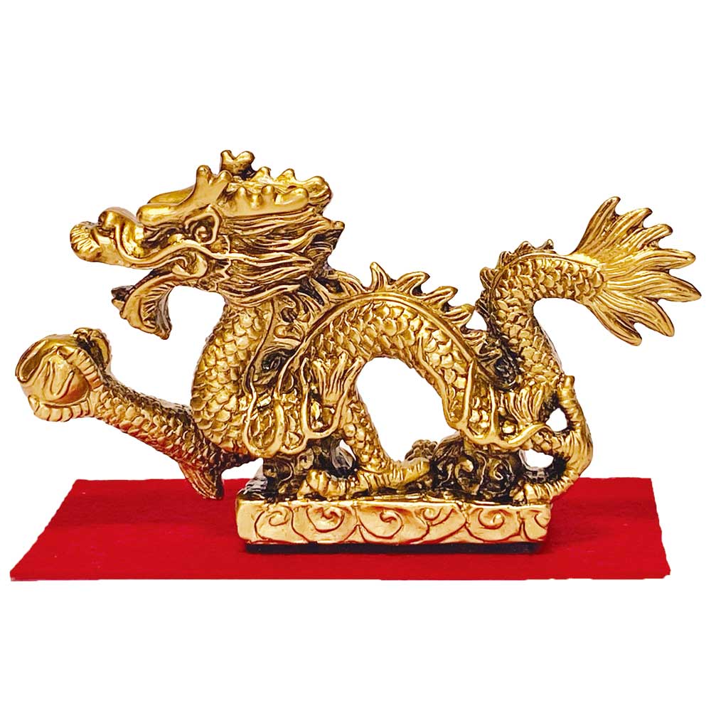 アジアで人気の龍の置物。龍は全ての運気を上向きにしてくれると言われています。金色で荘厳な趣で玄関などの目の付くところに置いてみてください。サイズ: 幅12.5cm×高さ7cm※必ずお読みください！こちらの商品は取り寄せ品のためご購入後に完売...