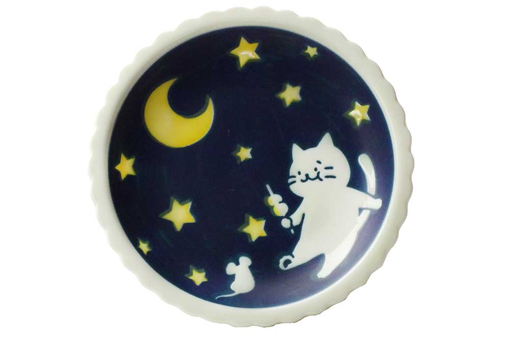 ねこの日常が描かれた可愛いお皿です。実用的な大きさで毎日の食卓が楽しくなっちゃいます。飾り皿としてインテリアにしてもいいくらい可愛いねこと一緒に毎日を過ごしませんか？サイズ: 直径 14.1x高さ 1.8cm生産:日本製磁器 160g陶器は...