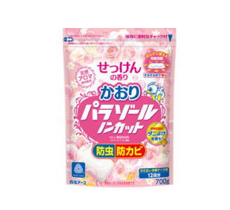 上品なかおりがする引き出し用防虫剤です。切らずにそのまま使えます。パラジクロルベンゼンの効果で大切な衣類をしっかり守ります。収納空間のダニよけ効果つき。せっけんの香り。 ●上品な香りが収納空間に広がり、切らずにそのまま使える便利な防虫剤です...