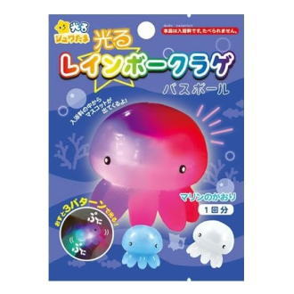 光るバスボールシリーズ 頭を押すと3パターンに光り方が変わる！ 溶けたバスボールの中から、光るクラゲマスコットが出てきます。 マスコットは全4種類で、何が出るかはお楽しみ。