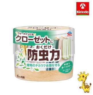 天然植物成分配合の置くだけゲルタイプの防虫剤。ウォークインクローゼットなどに置くだけで6ヵ月間衣類を守ります。ピレスロイド系化学防虫成分を含まない植物由来成分を配合。 化学防虫成分（ピレスロイド系）は使用していません。赤ちゃんの衣類やお肌の...