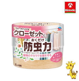 天然植物成分配合の置くだけゲルタイプの防虫剤。ウォークインクローゼットなどに置くだけで6ヵ月間衣類を守ります。ピレスロイド系化学防虫成分を含まない植物由来成分を配合。 化学防虫成分（ピレスロイド系）は使用していません。赤ちゃんの衣類やお肌の...