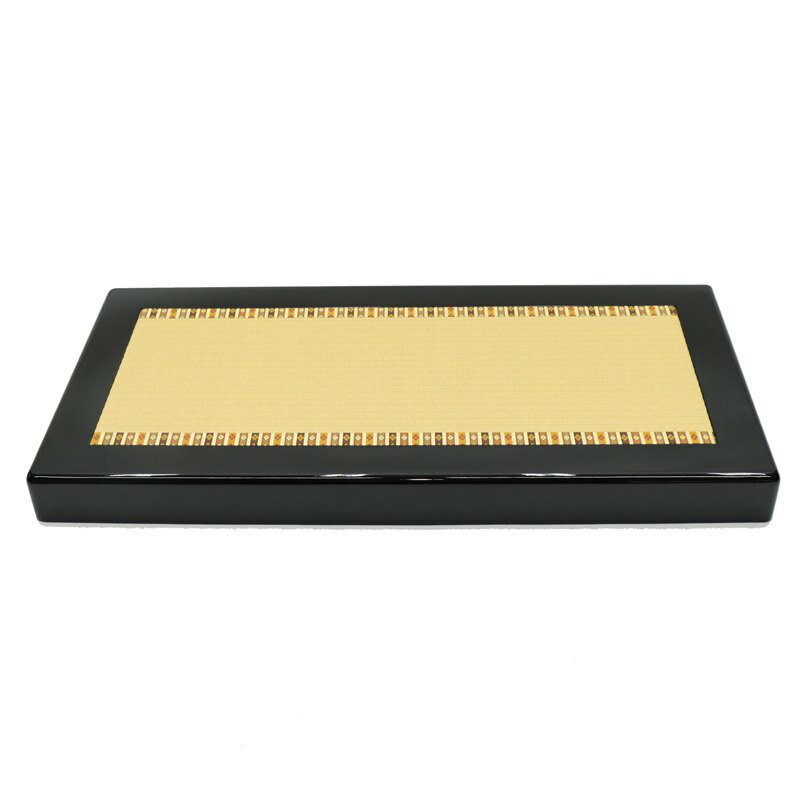 飾った時のサイズ幅90×奥行45×高さ7cm平飾台 台のみ90号 黒塗り 畳張/白黒紋評価ランク：B79点評価コメント箱に剥がれやキズがあります。アウトレット商品の評価に付いて 商品ランク表示：未使用美品はA、 展示品使用、箱傷みありはB、...