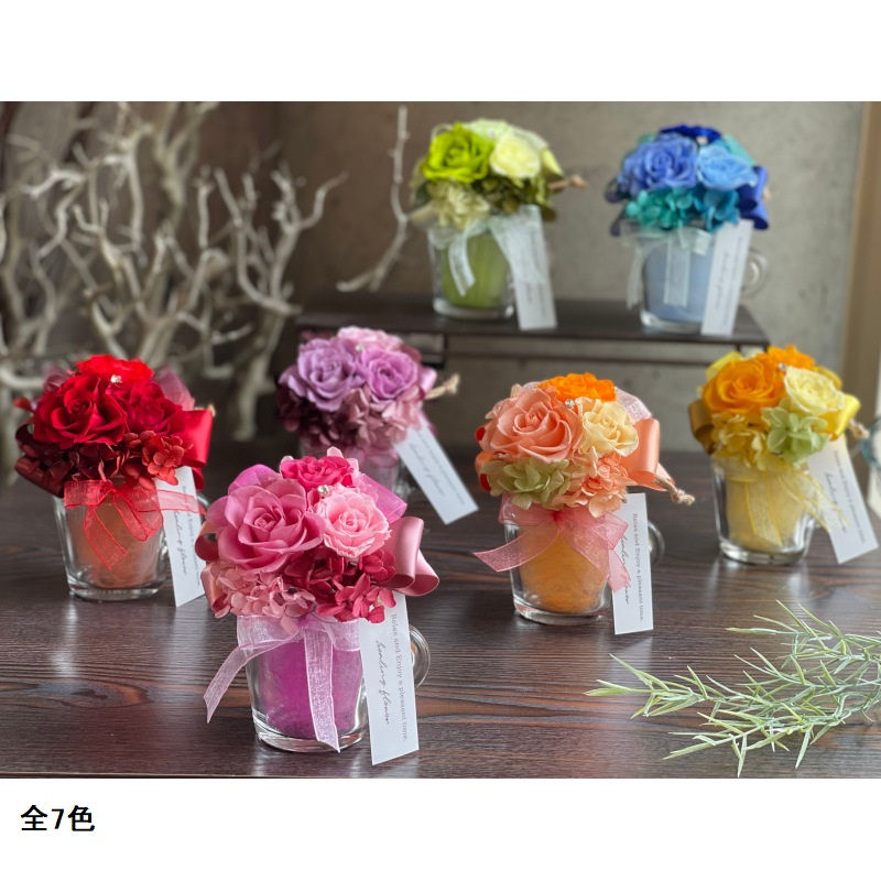 アレンジサイズ約幅11cm×奥11cm×高14cmプリザーブドフラワーアレンジメントサイズ：Sカラー：レッド、オレンジ、ピンク、イエロー、ブルー、パープル、グリーンの7色の中から1色お選びください。材質：天然素材/ガラスクリアーケース入りコ...