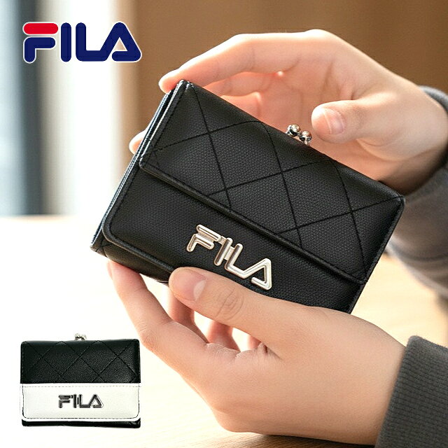 ■ fis-0832 FILA キルトコンパクト がま口三つ折り財布 FILA（フィラ）のキルトコンパクトがま口三つ折り財布は、シンプルなデザインで使いやすいミニウォレットです。 FILAロゴがアクセントになったスポーティーなデザインで、日...