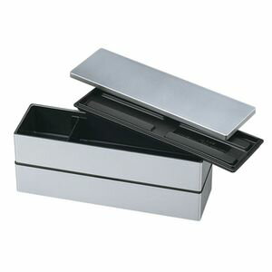 サイズ約 幅22×奥行6.5×高さ9.6(cm)材質本体/飽和ポリエステル樹脂中蓋/ポリエチレン仕切/ポリプロピレン容量総容量/約840ml(420ml×2)備考　【カラー】メタリックシルバー　【備考】電子レンジ、食器洗浄機対応(シール蓋以...