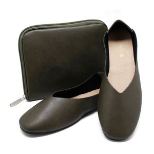 サイズLサイズ：約 24〜25cmポーチ収納時：約 幅19×奥行5.5×高さ15（cm）バッグ時：約 幅43×奥行20×高さ27（cm）　※持ち手含まず材質靴主材：PU・ゴム底ポーチ主材：PU・ポリエステル備考　【カラー】オリーブグリーン　...