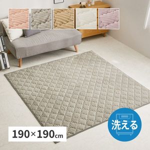 大人かわいいくすみカラーのふわふわラグ。短毛フランネルのなめらかなタッチと、ぽこぽことしたキルトが心地よい癒しの一枚に。中身をウレタンと綿を混合にすることで、ボリューム感を出しました。裏面には滑りにくい加工付きでラグがズレにくく、汚れても洗...