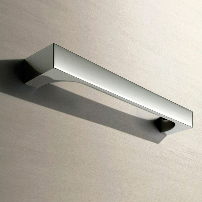 ドイツから届いたラグジュアリーなアクセサリーです。ペーパーホルダーからタオルバー、タオルリングとあらゆるバスルームにフィットするアクセサリーをラインアップ。丸みを帯びた長方形、直方体のパーツを活かしたデザインは、落ち着きと安定性を感じさせ、...