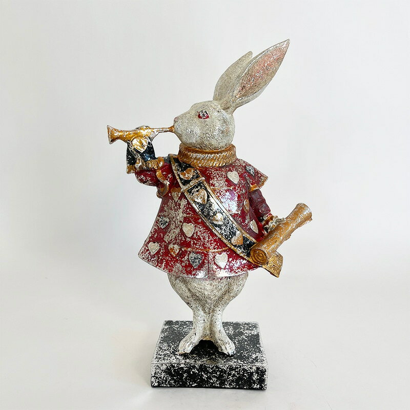 トランペットを吹くウサギのオブジェ。物語のワンシーンを切り取ったような印象的なデザイン。トランペットを吹く姿と、ハート模様の衣装が可愛らしく華やかな雰囲気を演出します。デスクや玄関、ショップのディスプレイにもおすすめの一品です。【サイズ・仕...