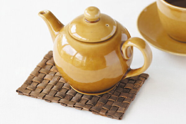 ※手作り品のためサイズは多少異なります。 関連するカテゴリー コースターへ→ キッチン雑貨&rarr; ▲ページトップへくるみミニマット　mini mat of walnut bark くるみの樹皮で編んだミニマットです。ティーポットや花瓶...