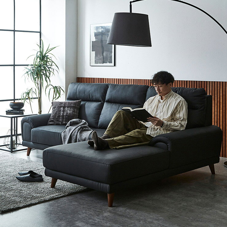 ■商品番号：21-001607 【この商品のスペック】 ■寸法 幅233.5cm×奥行91-170.5cm×高95.5cm 座面高43cm 脚高:13cm 肘高:53cm ■素材 張地:本革/PVC(合成皮革) 内部:Sバネ、ウェービングベ...