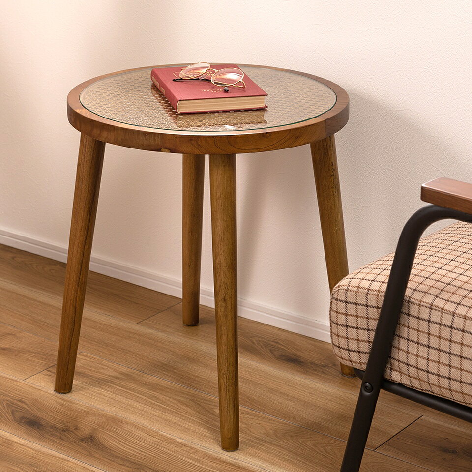 ■ラウンドガラステーブルM ガラス越し 編み目 美しい ガラステーブル 和風 モダン 雰囲気 ■商品説明天然木ミンディの脚に、ガラス越しに透き通って見えるラタンの編み目が美しいガラステーブルです。和風なレトロな印象もありながら、モダンなテイ...