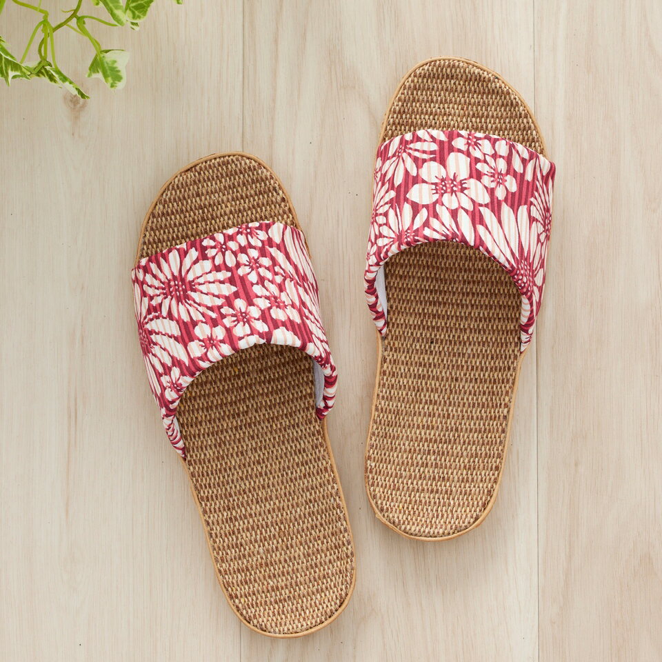 商品説明甲に爽やかな花柄生地をあしらったジュートスリッパ■サイズ(cm)(約)全長：25cm（適応サイズ：22から24cm）■その他(約)ヒール高：2cm■商品仕様甲：ポリエステル、中敷：植物繊維（ジュート）・ポリエステル・綿・その他、底材...