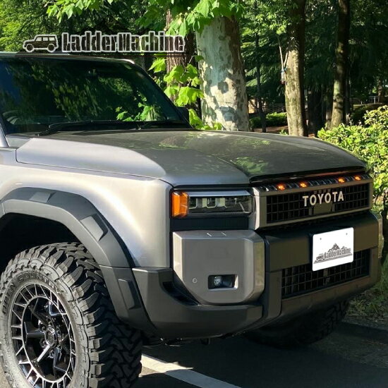 トヨタ ランドクルーザー250用のグリルマーカーです。 グリル上部専用設計のため両面テープなども不使用で純正オプションのようなフィット感です。 取り付けには配線の加工が必要となります。 あらかじめ配線を加工した【ポン付けオプション】もご用意...