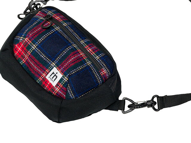 新書本も入るサイズのショルダーバッグ兼フロントバッグのツイード版。新型の取付ストラップは紛失防止のため自転車に付けたままにしておく事が可能、ショルダーバッグとして利用するときに、体にあたる面の凹凸が少なくなっています。内側にポケット付き。無...