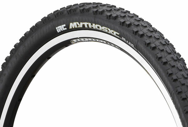 「XCレースで勝つ！」ことを至上タスクとして開発されたレース直系モデル。センターからショルダーのブロックを2段形状にし、剛性と耐摩耗性をキープしたまま小型軽量化。ただし軽量でありながらも、グリップ性能・耐パンク性能にも優れている。サイドブロ...