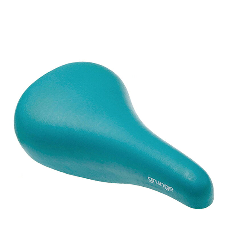 サイドレールを覆うデザインは古典的ながら、普段着などでも回転をスムーズに行える上で、非常に理にかなった型とも言える。トップはやや反らせてフィット感を高めており、全体に適度な厚みを持たせたフォームは体重をかけてもしっかりとサポートしてくれる。...