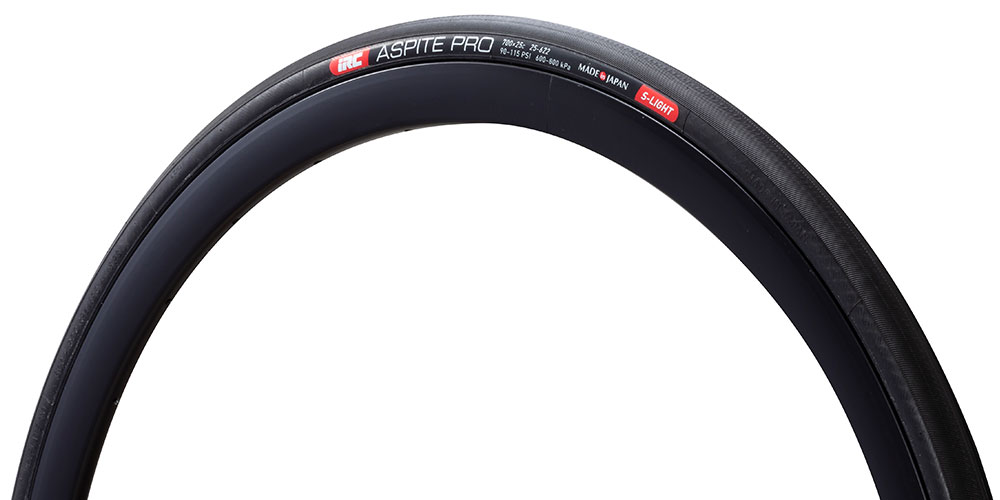 S-LIGHTはこれまで存在しなかった、軽量、かつ強靭なグリップを持つレーシングタイヤ。チューブレスのパイオニア、iRCが生み出した「チューブレスに迫るクリンチャー。」 レースでの使用を見据え、素材、内部構造、パターン設計を新しく開発。プロ...