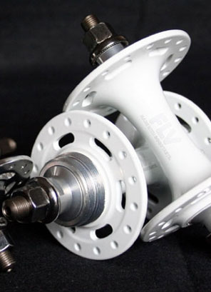 フランジ部分が肉抜きされたヴィンテージデザイン。 日本製シールドベアリングを採用しスムーズな回転が約束されている。 開発/生産は、信頼のDiaCompeと共同開発。 フロント100mm、リア120mmの32Hスタンダードサイズ。 詳しくは、...