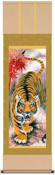 本紙　： 新絹本（特殊印刷 + 手彩色） サイズ： 幅54.5 x 高さ190cm（尺五） 表装　： 洛彩鍛子本表装 軸先　： 陶器 収納　： 桐箱畳紙収納 表装品質10年間保証付き (作品構図 国内生産にこだわった商品です)鋭い眼光で四方...